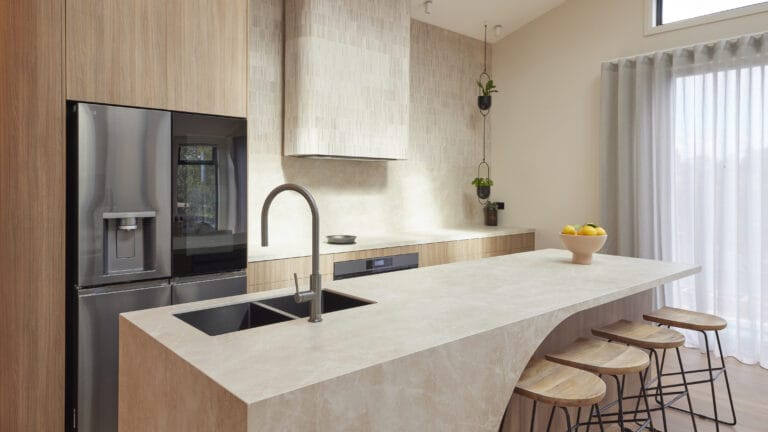 Kitchens featuring Caesarstone Porcelain™ Aluminous and Fume