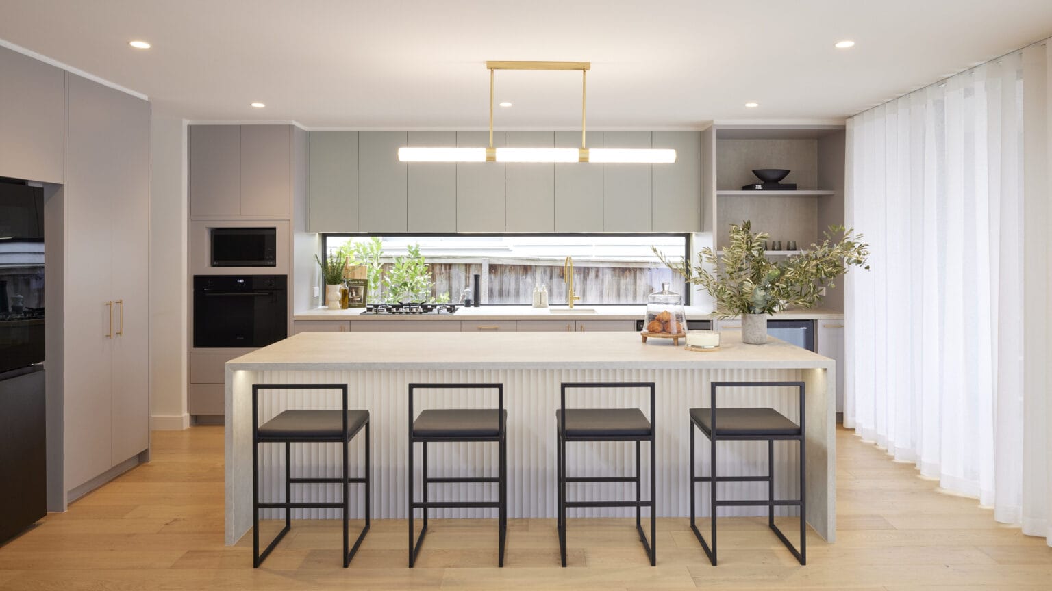 Kitchens featuring Caesarstone Porcelain™ Aluminous and Fume
