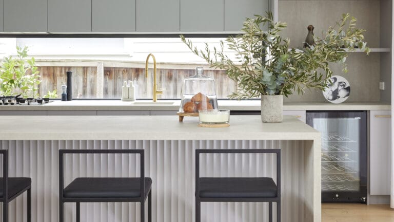 Kitchens featuring Caesarstone Porcelain™ Aluminous and Fume