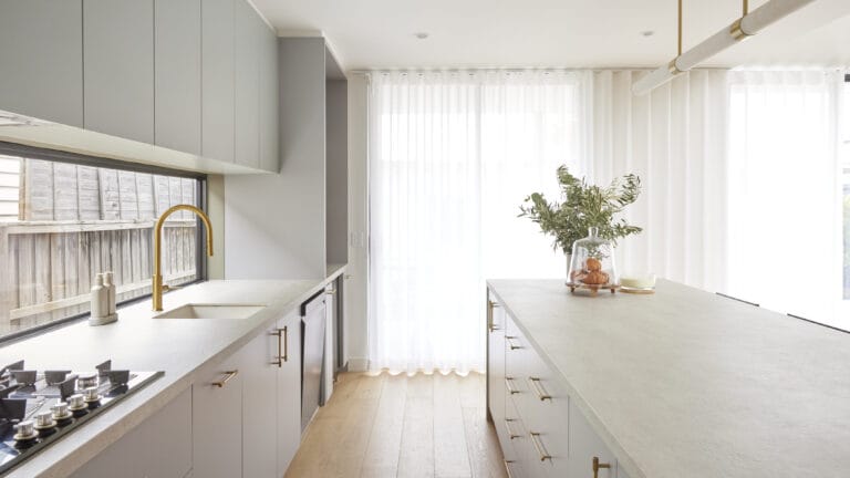 Kitchens featuring Caesarstone Porcelain™ Aluminous and Fume