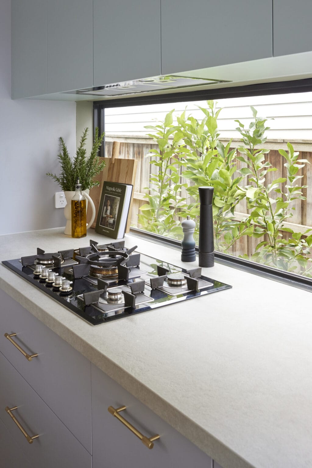Kitchens featuring Caesarstone Porcelain™ Aluminous and Fume