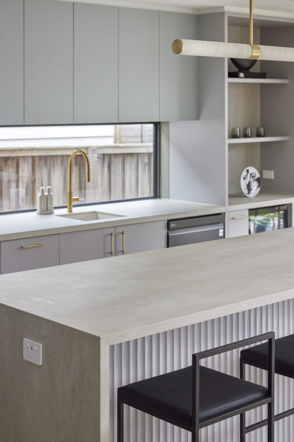 Kitchens featuring Caesarstone Porcelain™ Aluminous and Fume