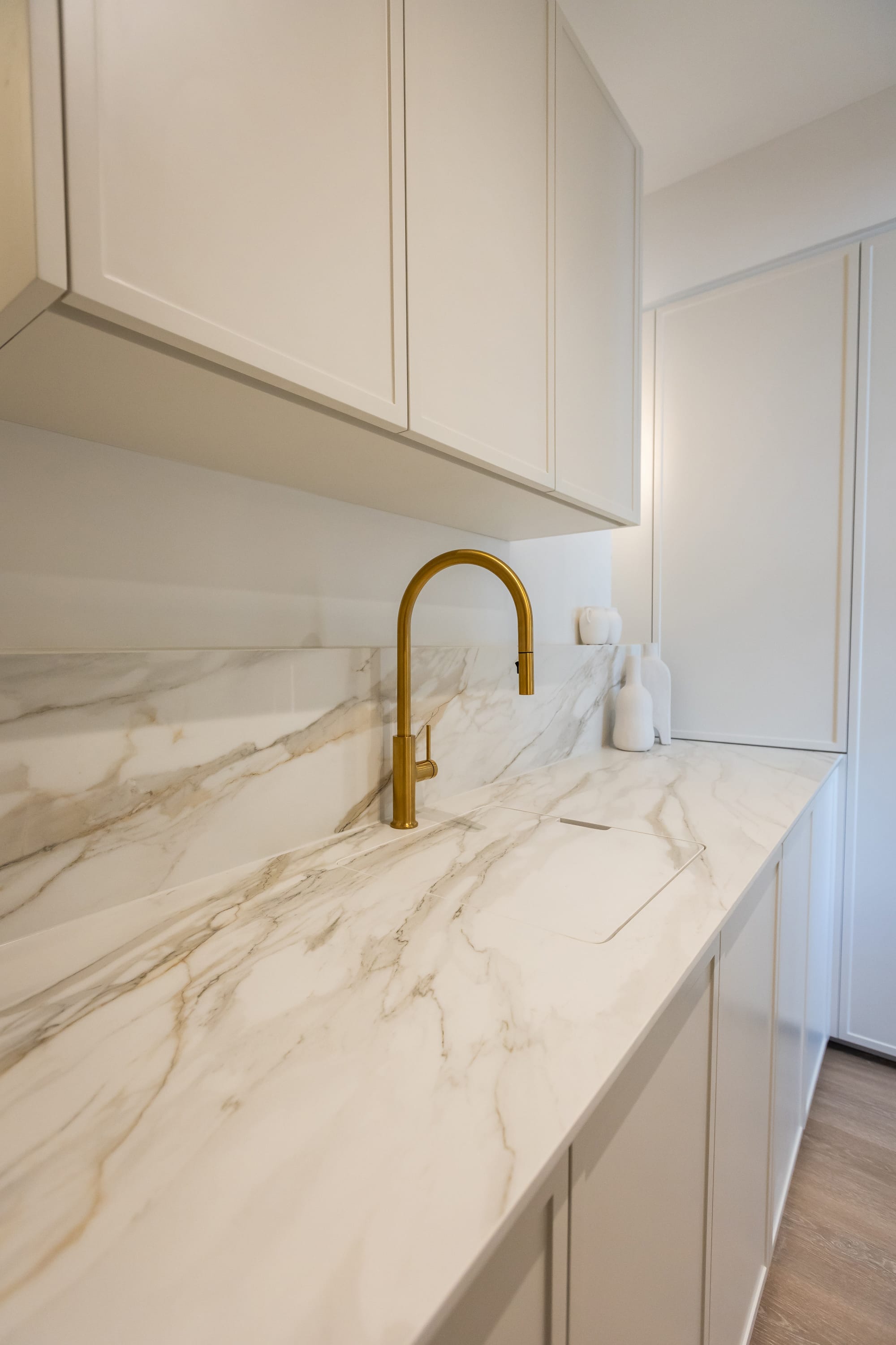 Caesarstone Porcelain, Mirabel, and Sleet - Dream Home Kitchens